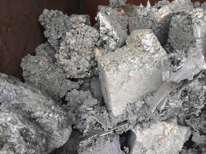 How to reduce molten aluminum dross